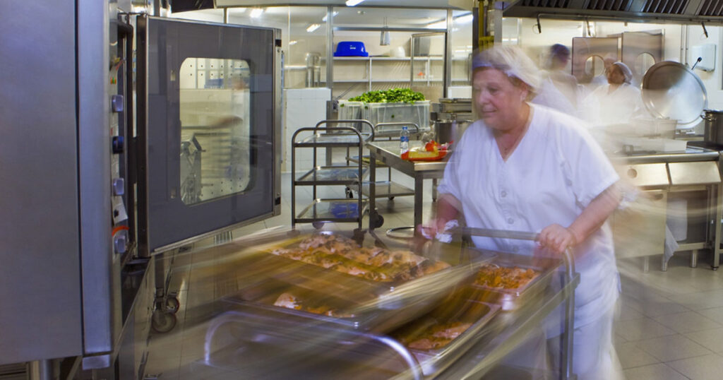 How Remote Temperature Monitoring Helps School Cafeteria Staff